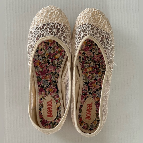 BONGO | Shoes | Bongo Cream Crochet Flats With Floral Design Size 7 Euc ...